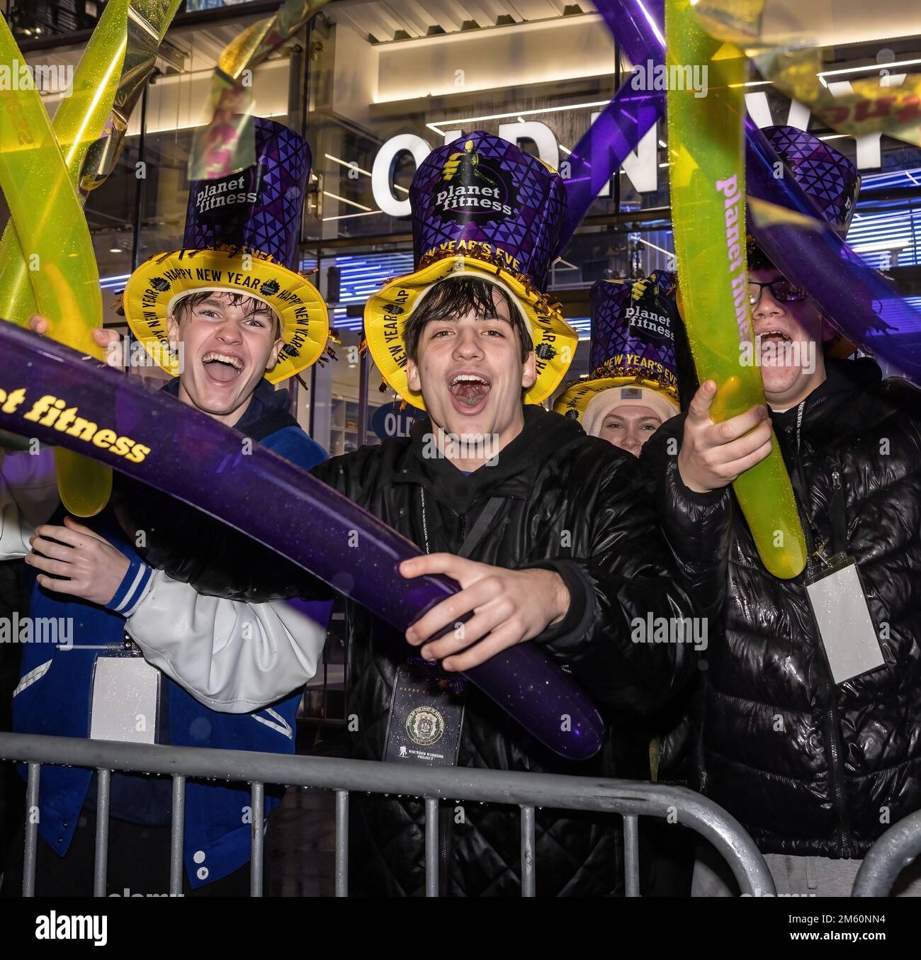 NEW YORK, N.Y. – December 31, 2022: New Year’s Eve revelers celebrate ...