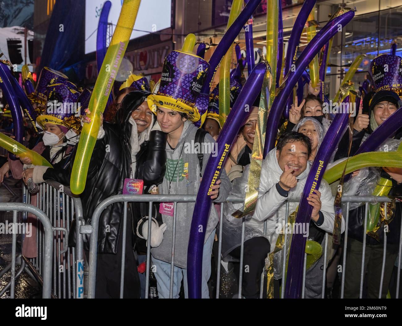 NEW YORK, N.Y. – December 31, 2022: New Year’s Eve revelers celebrate ...