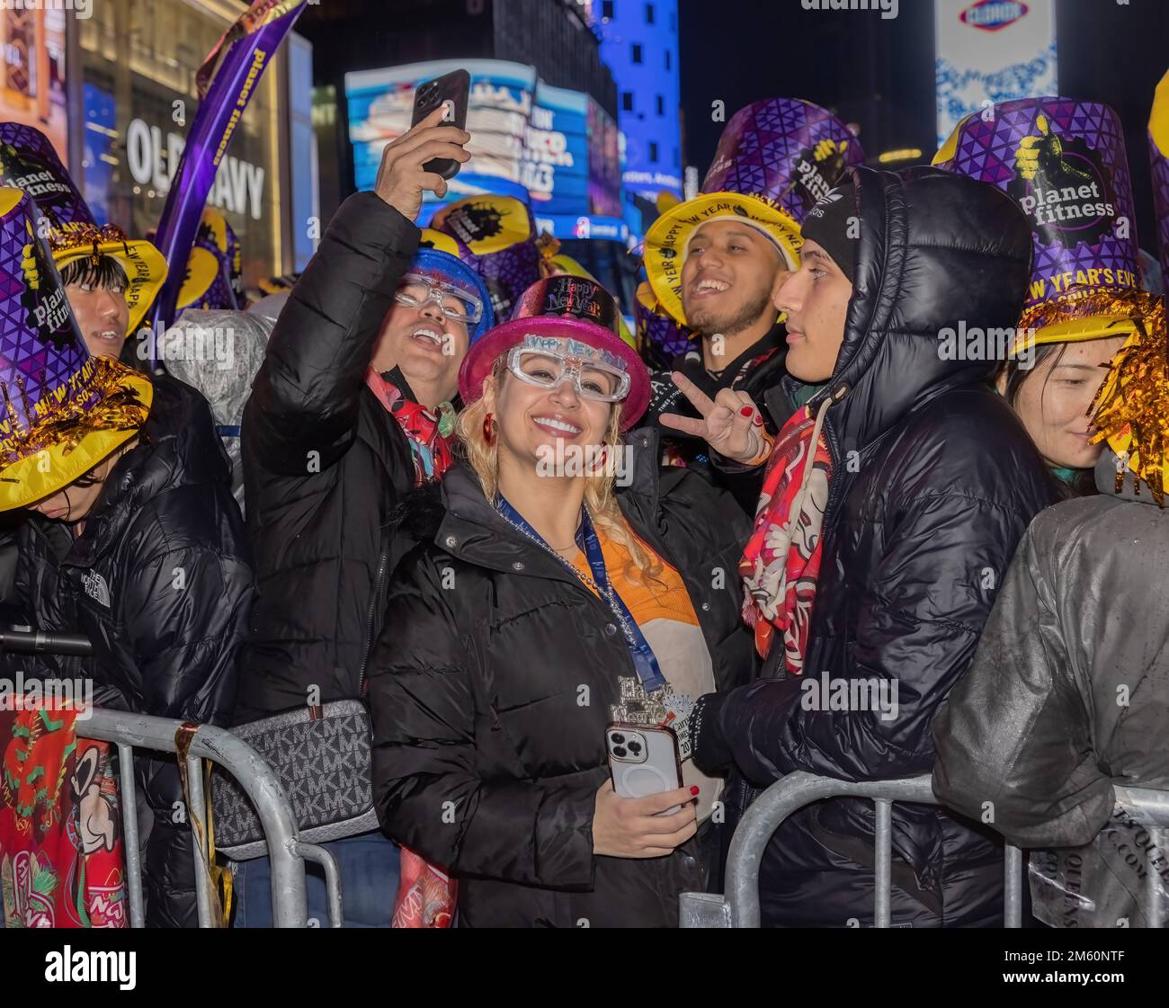 NEW YORK, N.Y. – December 31, 2022: New Year’s Eve revelers celebrate ...