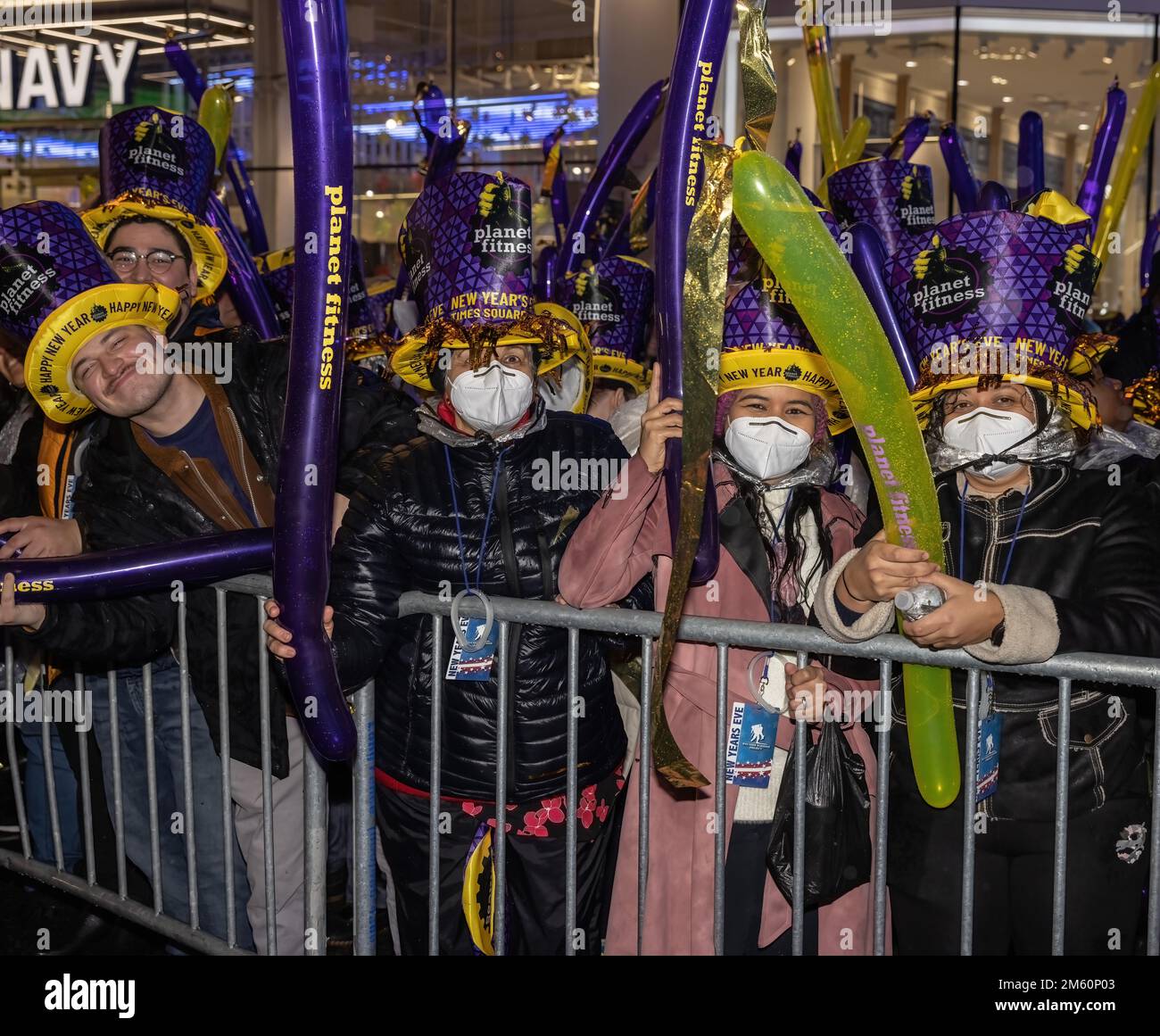 NEW YORK, N.Y. – December 31, 2022: New Year’s Eve revelers celebrate ...