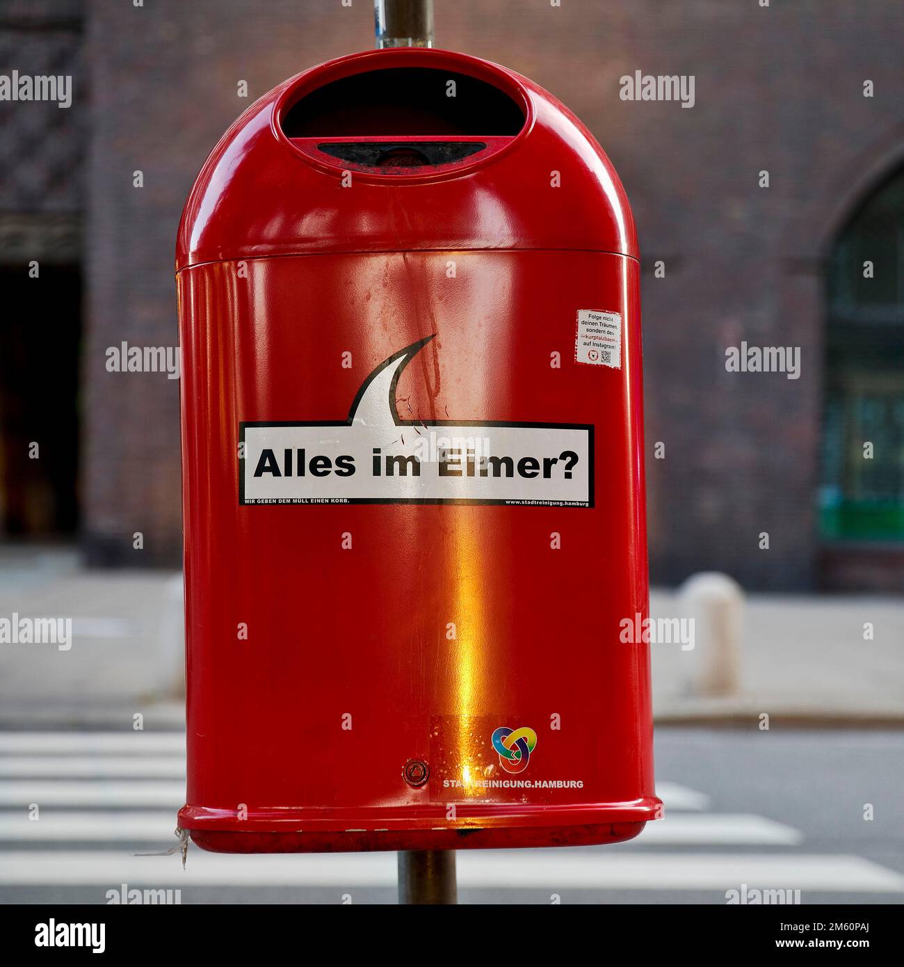 Talking red dustbin Alles im Eimer?, campaign by Stadtreinigung Hamburg ...