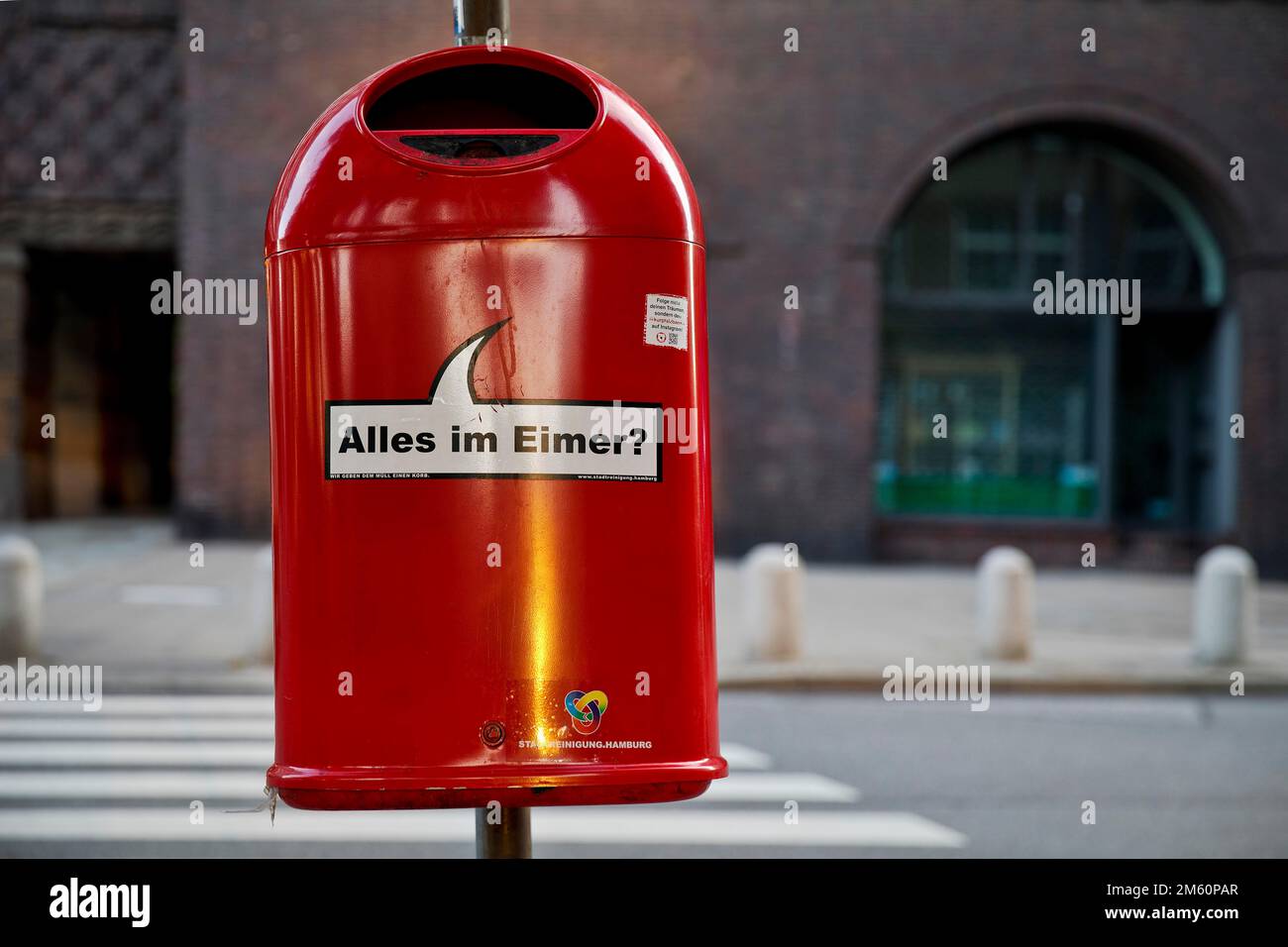 Talking red dustbin Alles im Eimer?, campaign by Stadtreinigung Hamburg ...