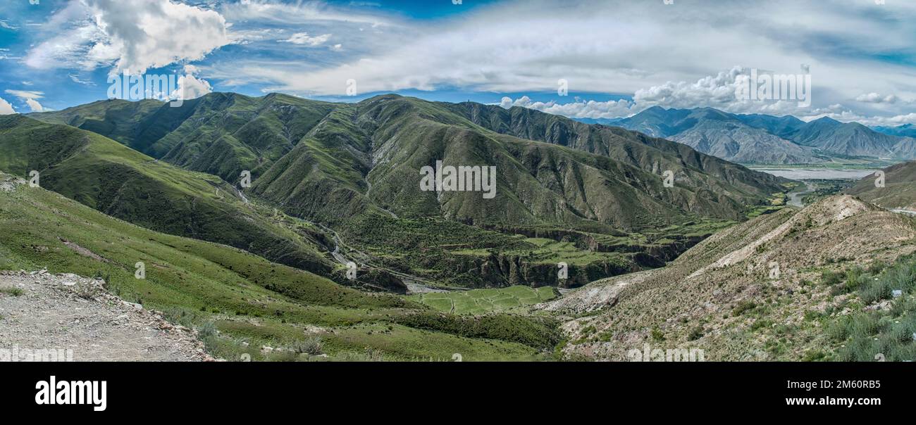 Kyang-la Pass between Nam Tso Lake and Yamdrok-tso Lake. Damxung County ...