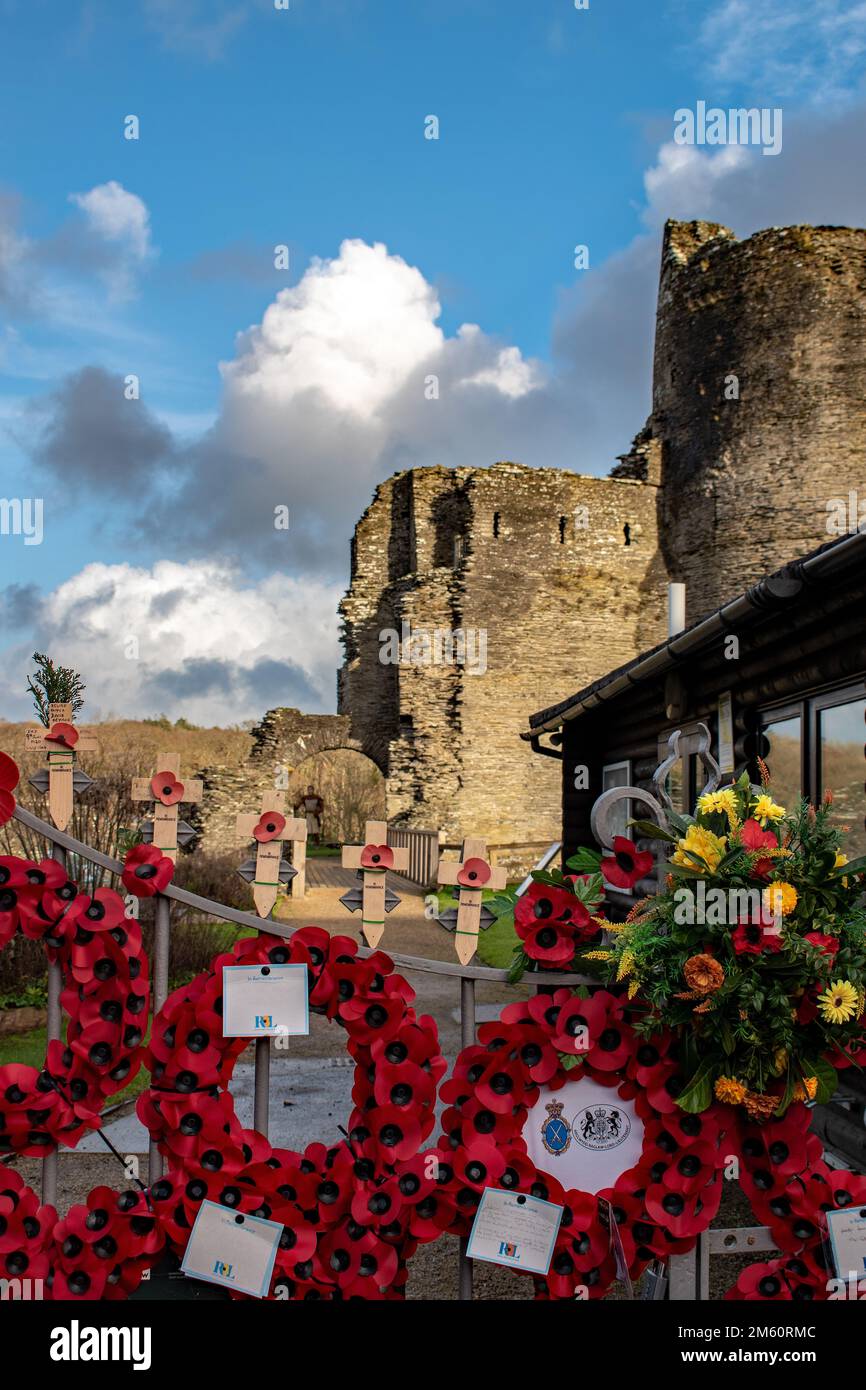 Tributes at the gates of Cilgerran Castle (Remembrance day Stock Photo ...