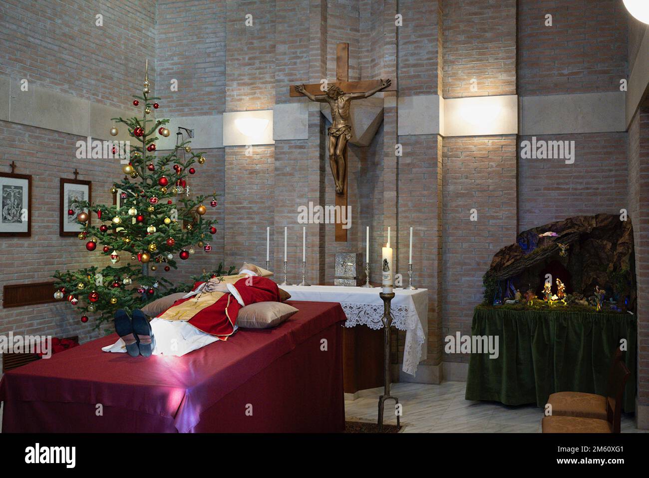 The body of Pope Emeritus Benedict XVI displayed in his home The Mater ...