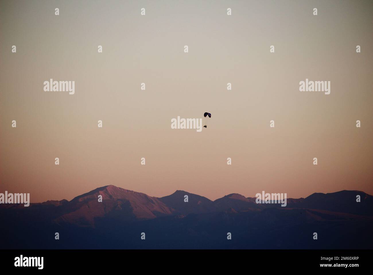 Paragliding in front of the Appennines Stock Photo - Alamy
