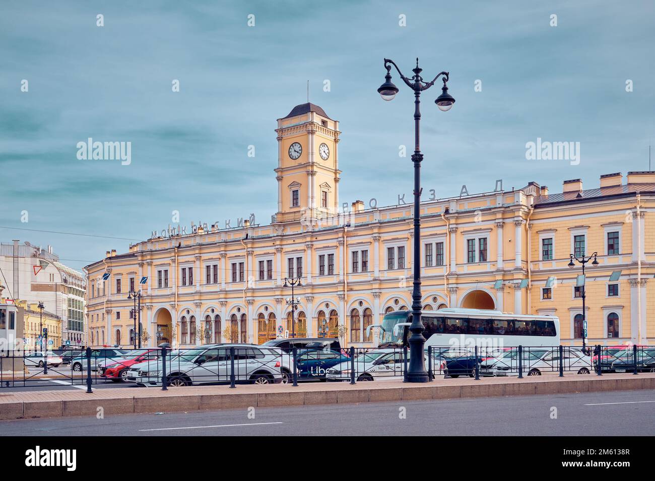 Vosstaniya Square, a view of the building of the Moskovsky Railroad ...