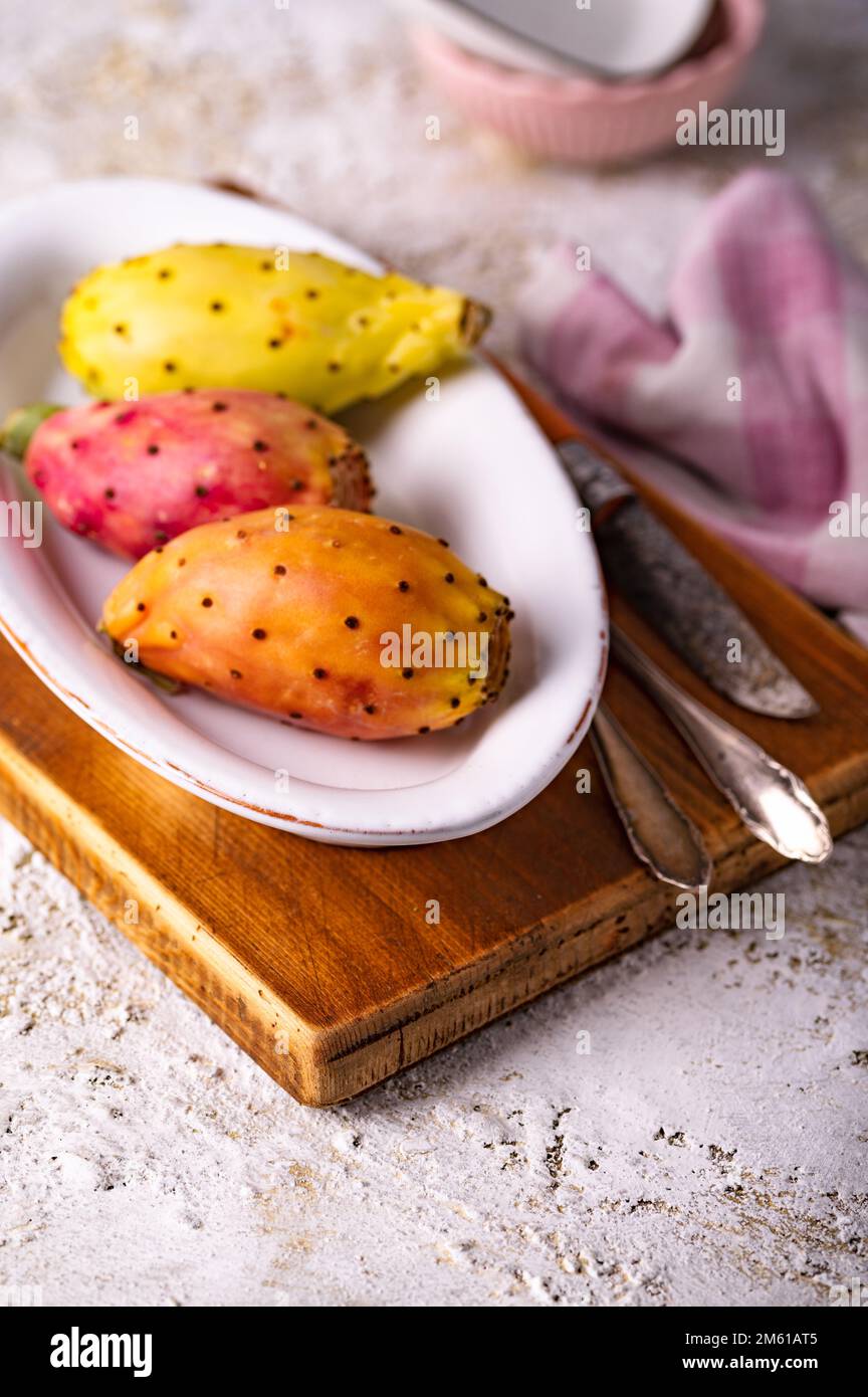 Oval cutting hi-res stock photography and images - Alamy