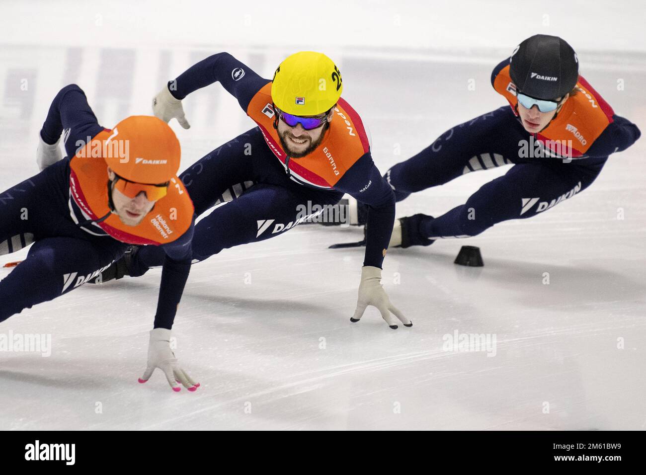 LEEUWARDEN - Friso Emons, Sjinkie Knegt, Daan Kos in the 1500m final of ...