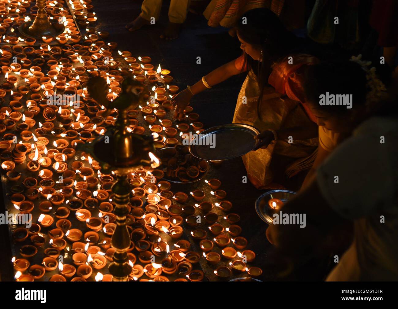 Colombo, Western Province, Sri Lanka. 4th Jan, 2014. Devotees light oil ...