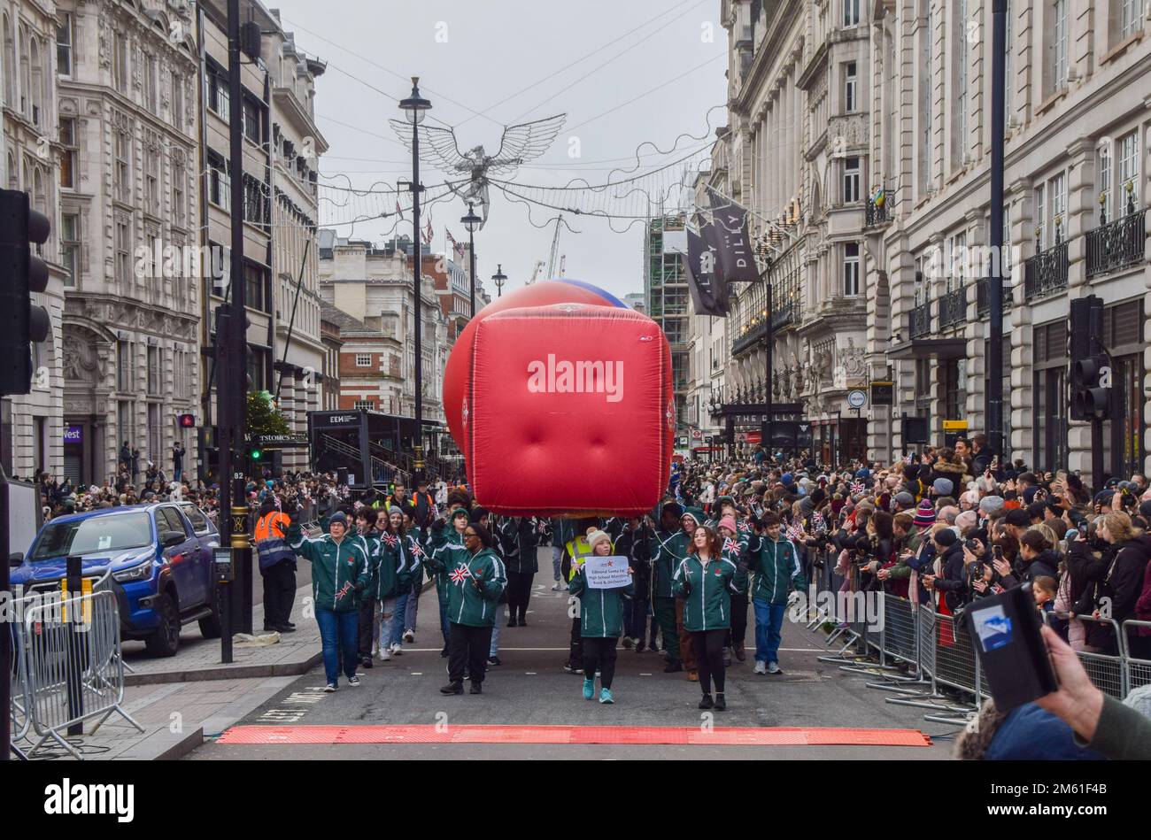 London, UK. 1st January 2023. Participants carry floats in London’s New ...