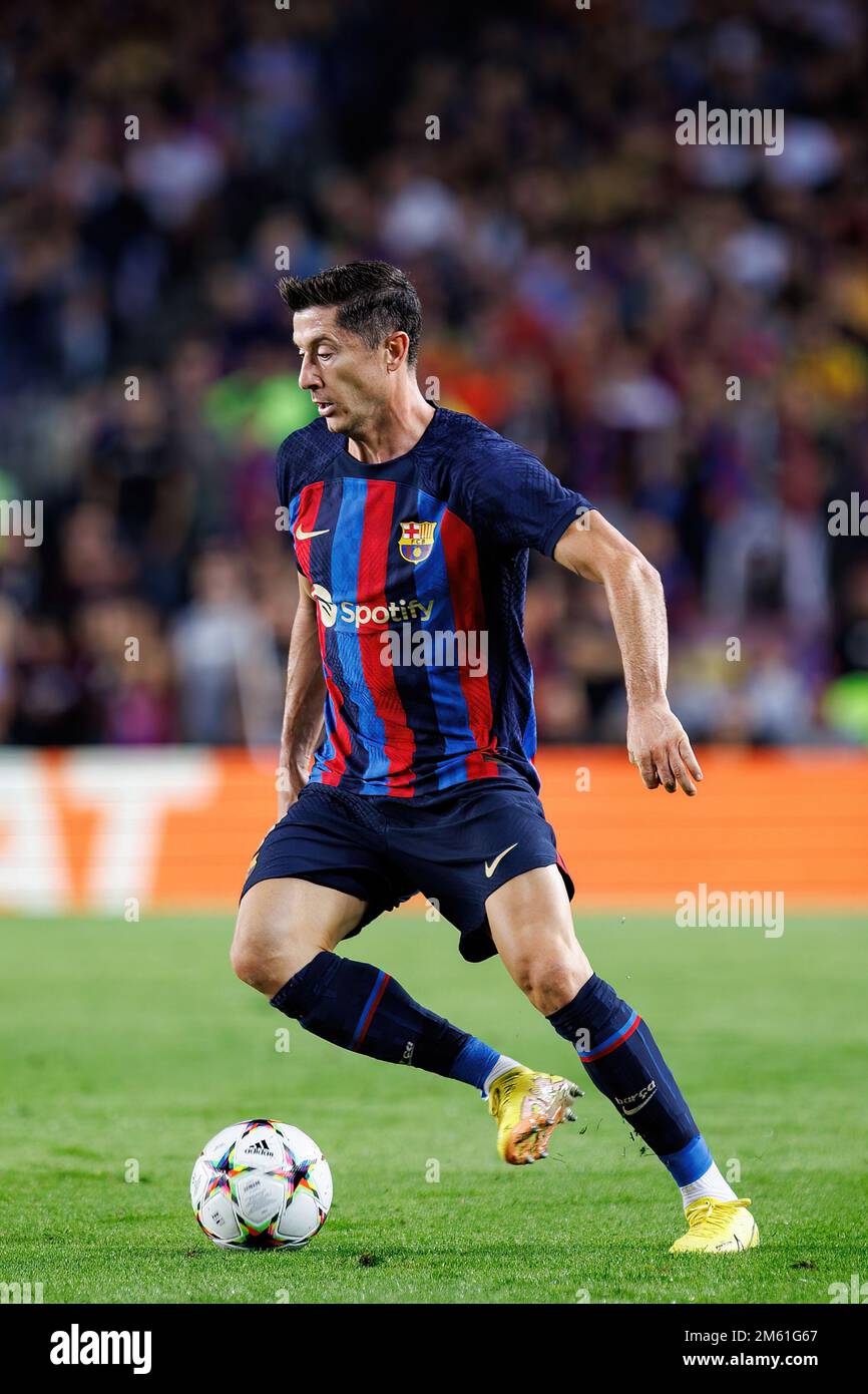 BARCELONA - OCT 13: Lewandowski in action during the Champions League ...