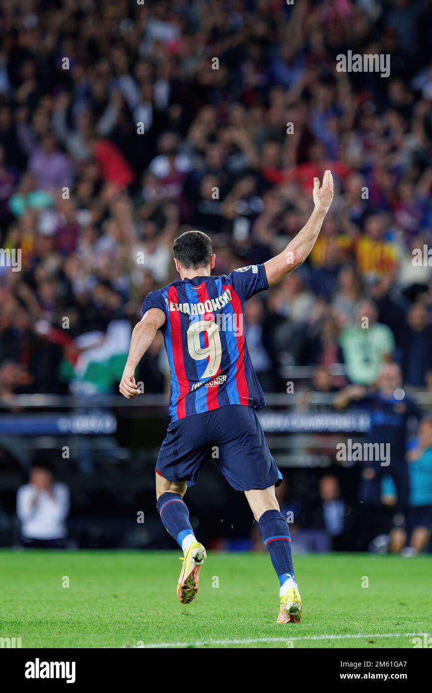 BARCELONA - OCT 13: Lewandowski in action during the Champions League ...