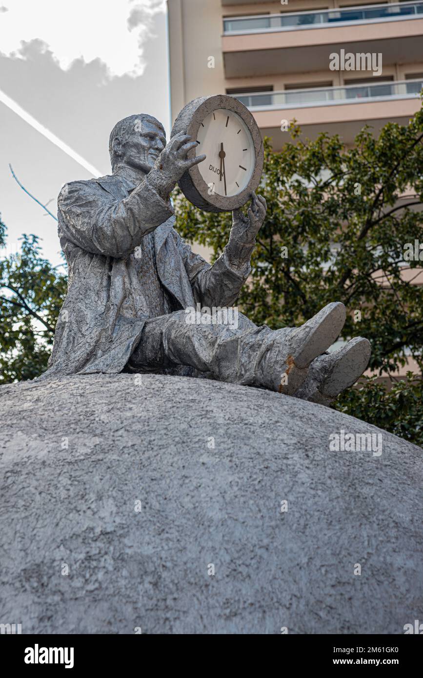 Man holding clock statue hi-res stock photography and images - Alamy