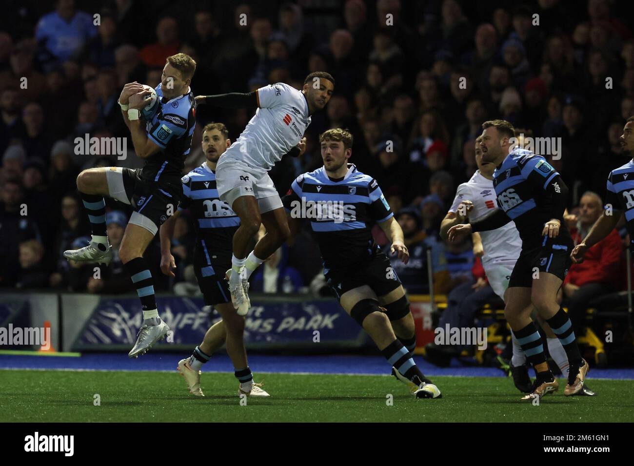 Cardiff, UK. 01st Jan, 2023. Liam Williams of Cardiff Rugby (l) catches ...