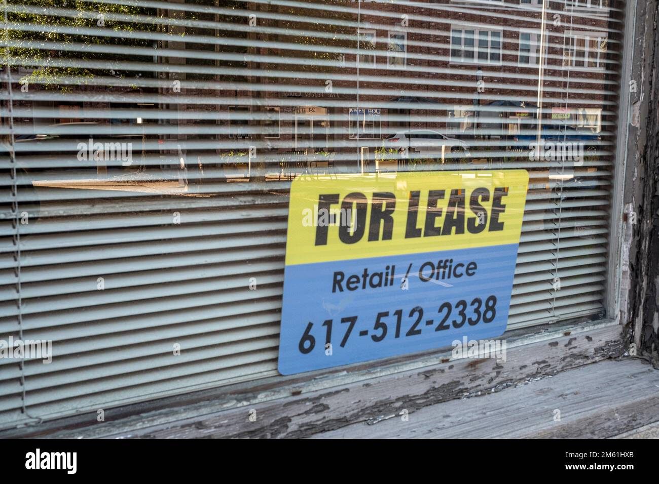 For Lease sign in a store window Stock Photo - Alamy