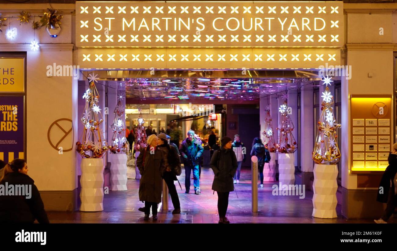 St Martins Courtyard in London is a popular place - LONDON, UK ...