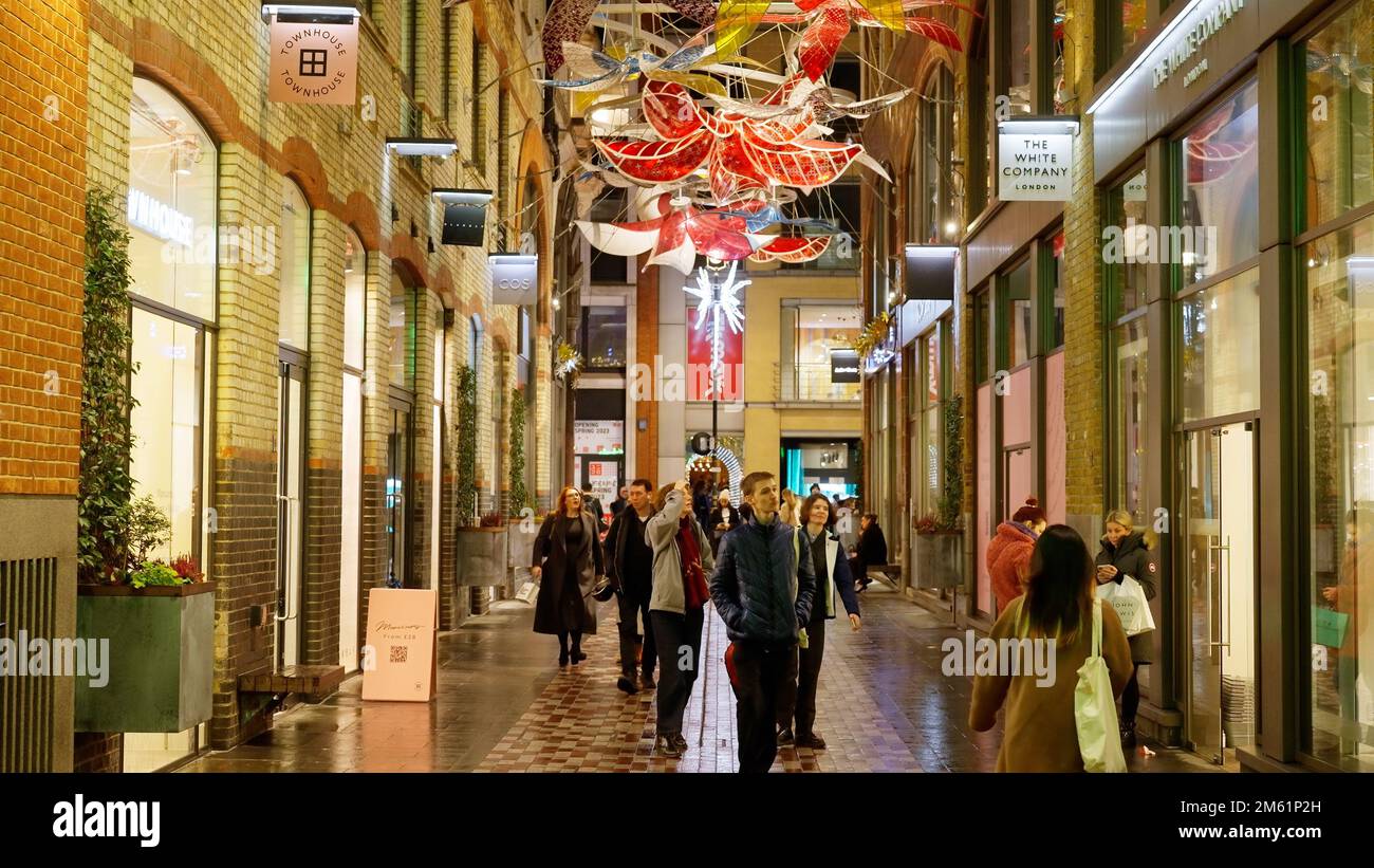 St martins courtyard london hi-res stock photography and images - Alamy