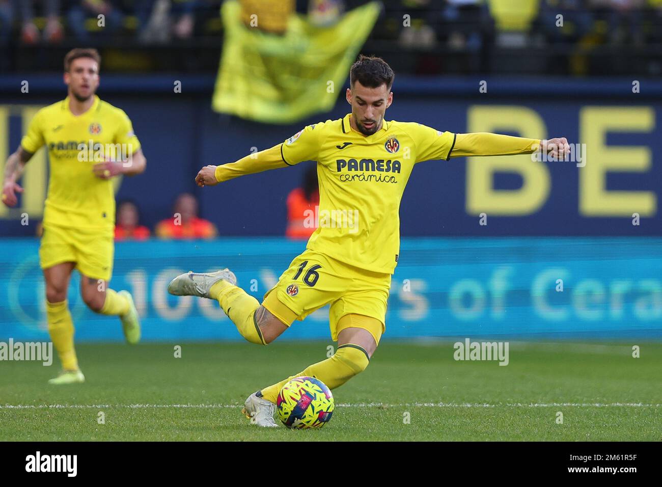 Alex Baena of Villarreal CF in action during the La Liga match between ...