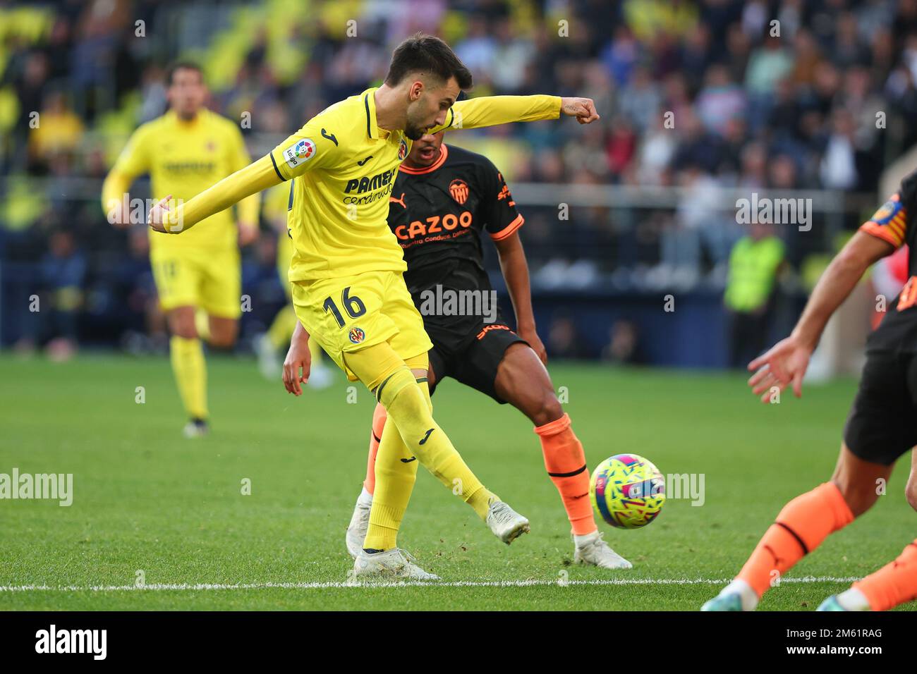 Alex Baena of Villarreal CF in action during the La Liga match between ...