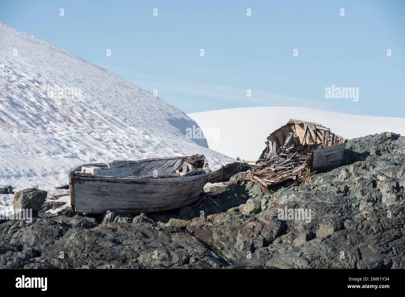 Shipwrecked boat in harbour hi-res stock photography and images - Alamy