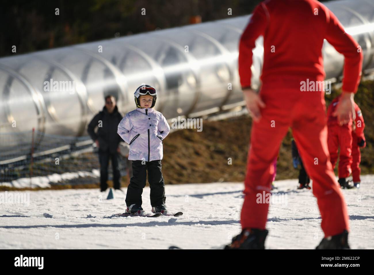 Ski coach giving a lesson on how to ski Stock Photo - Alamy