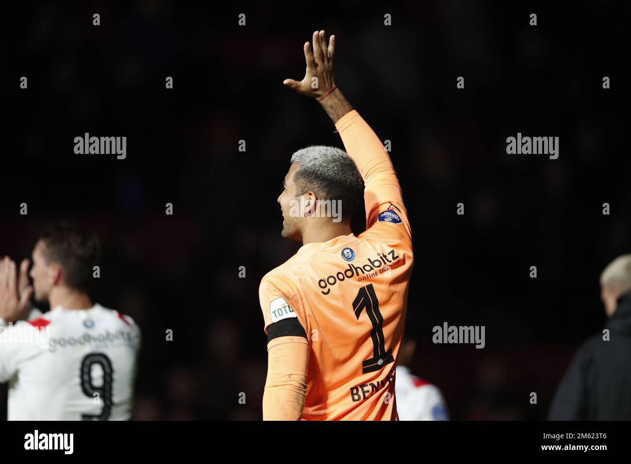 EINDHOVEN - PSV Eindhoven goalkeeper Walter Benitez thanks the crowd ...