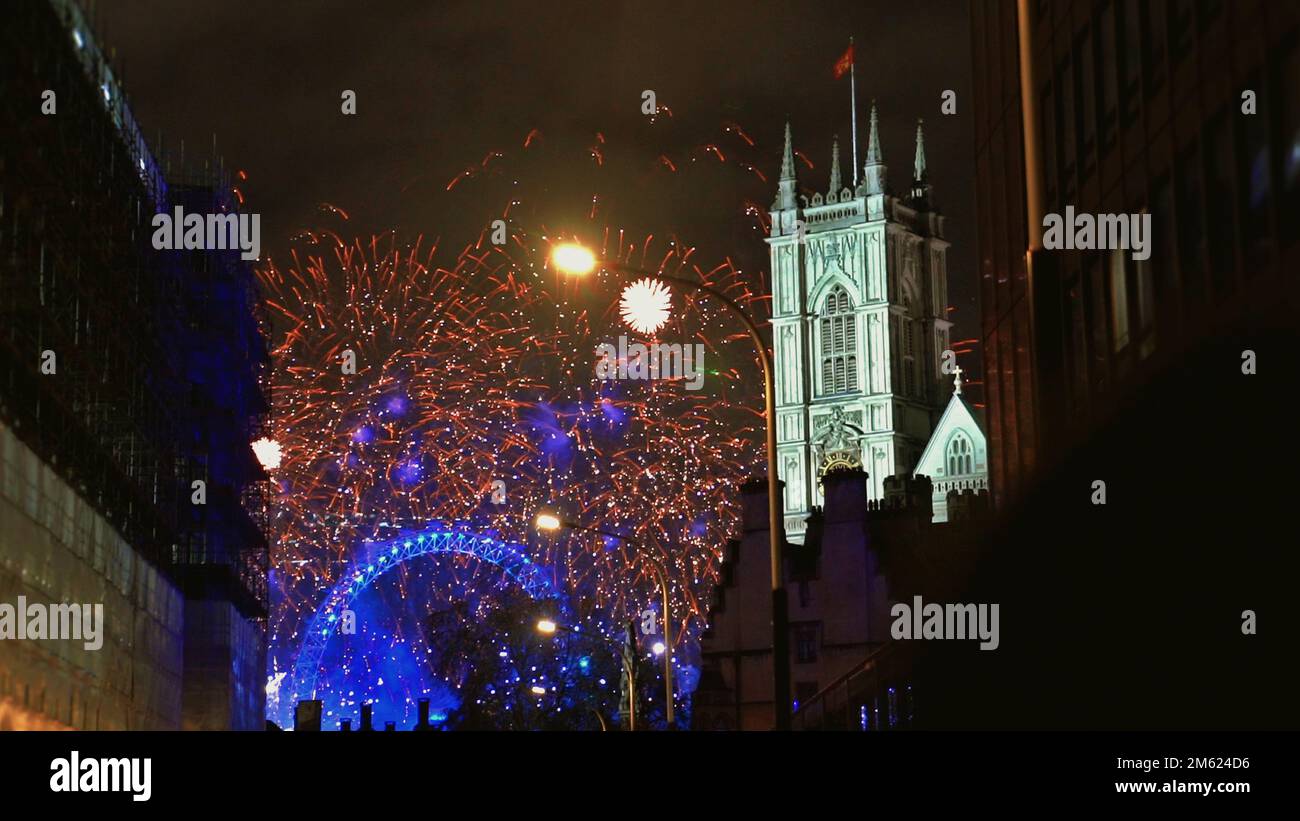 London eye nye fireworks hi-res stock photography and images - Alamy