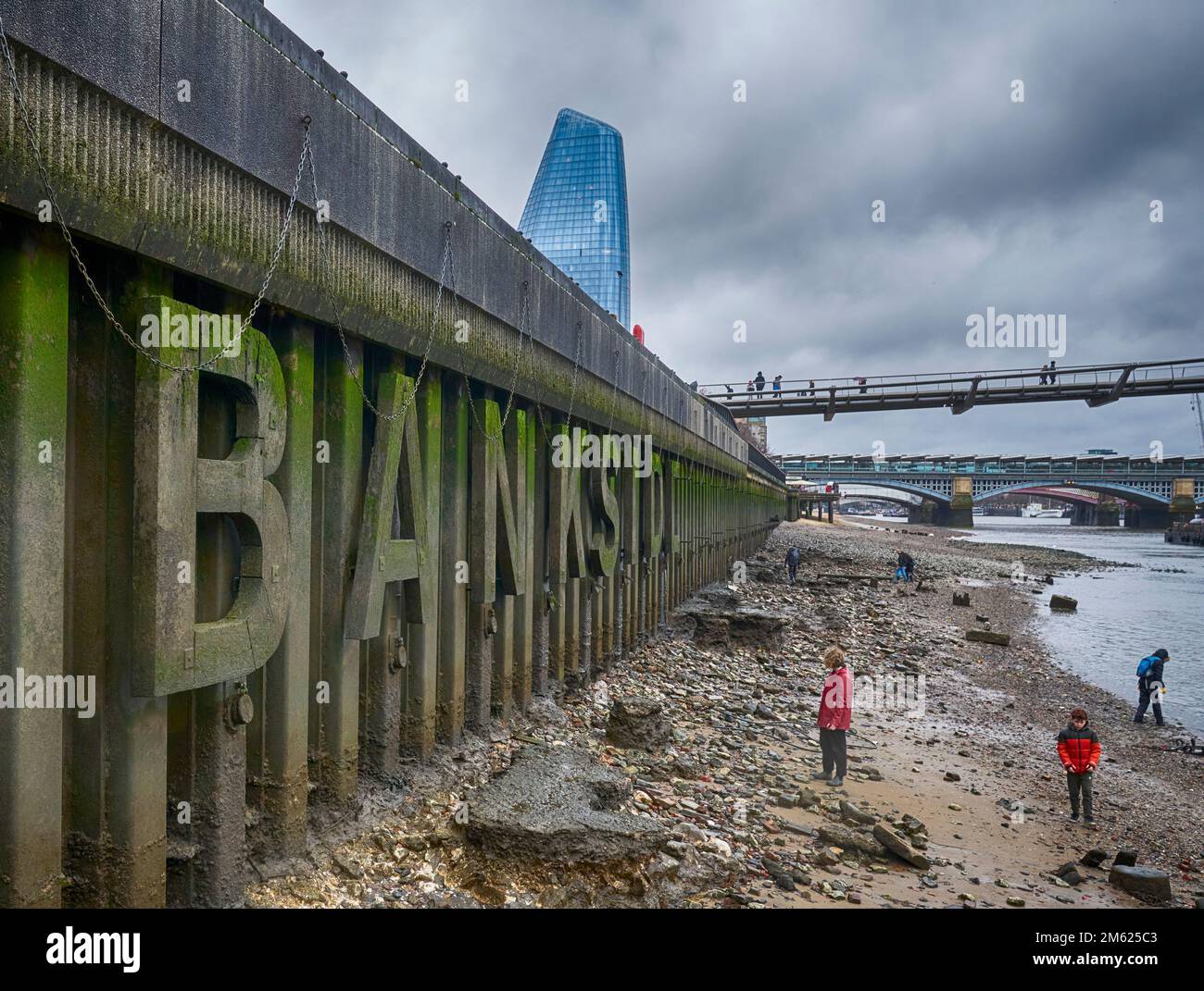 bankside London. River thames. River thames shoreline Stock Photo - Alamy