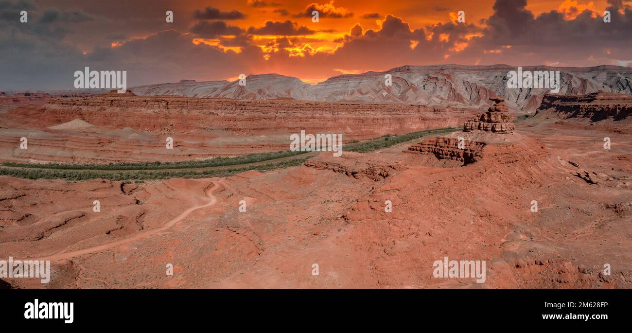 Endless desert view of Arizona, USA. Red rocks, no life for miles Stock ...