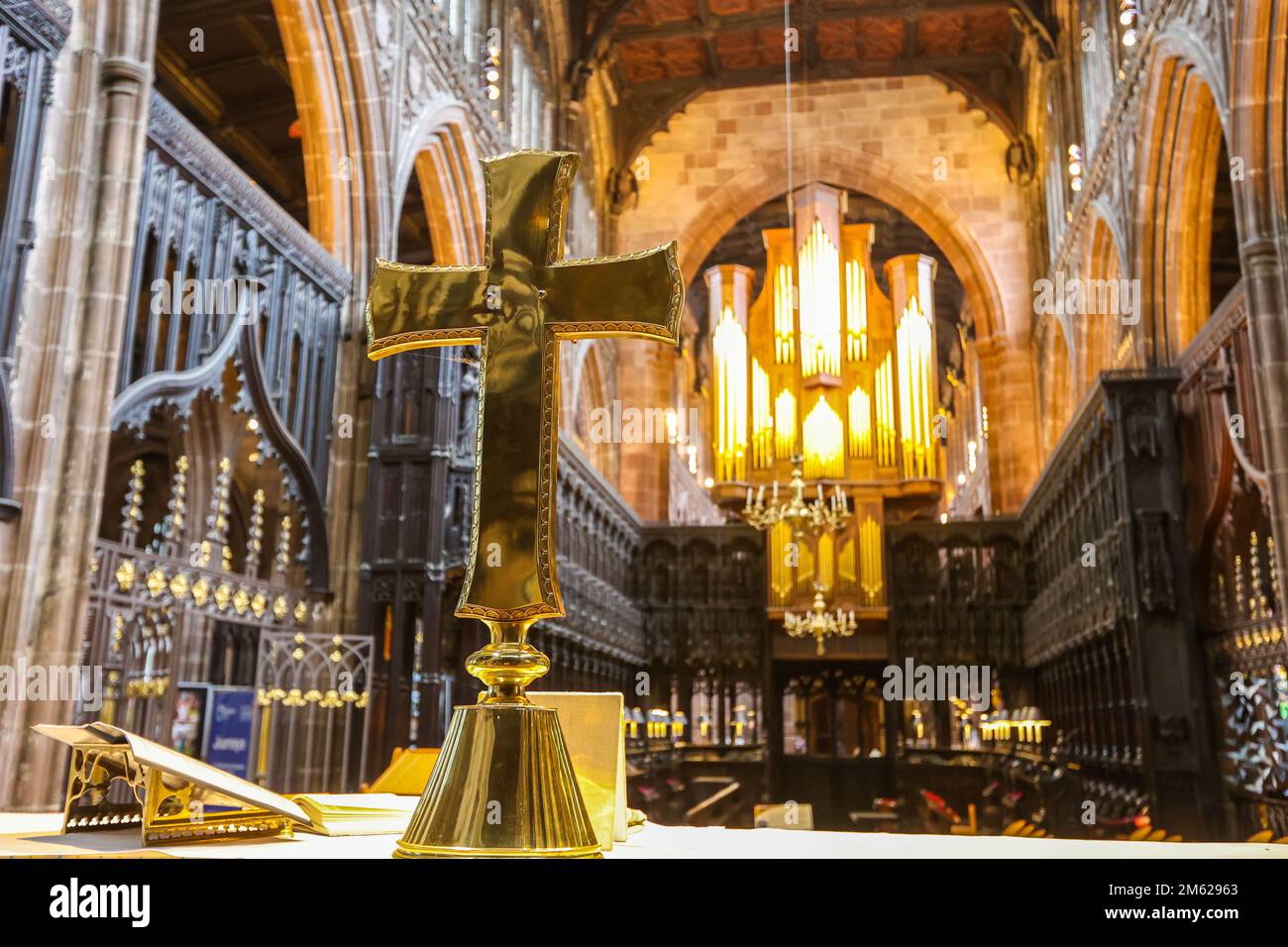Manchester cathedral inside interior hi-res stock photography and ...