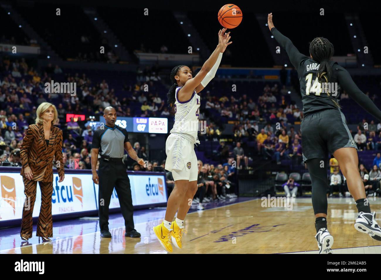 Baton Rouge, LA, USA. 1st Jan, 2023. LSU's Alexis Morris (45) puts up a ...
