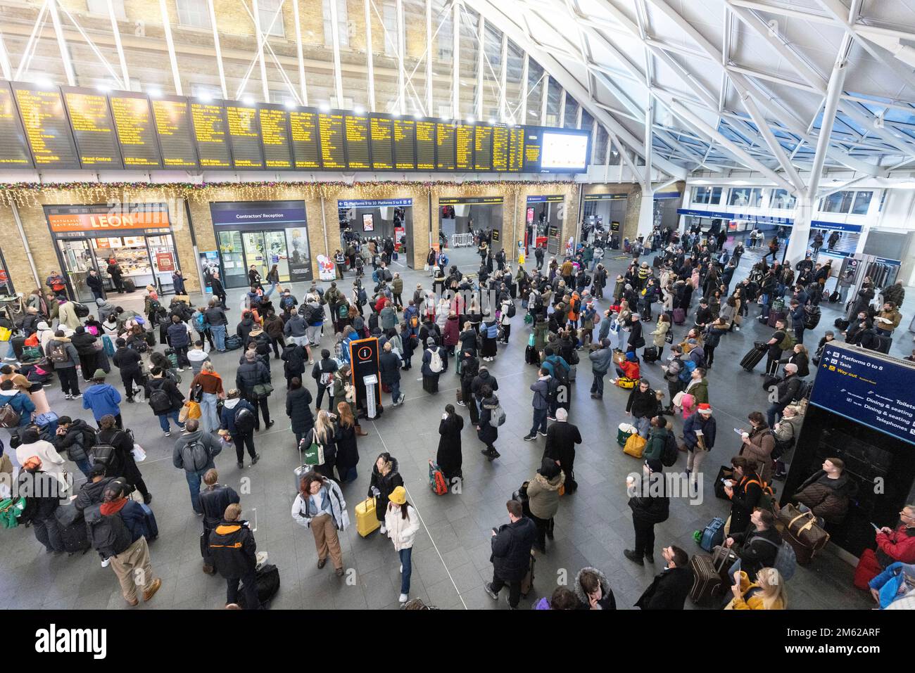 Crowded train uk rail hi-res stock photography and images - Alamy