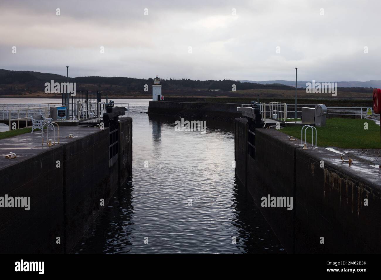 Crinan canal sea lock lighthouse hi-res stock photography and images ...