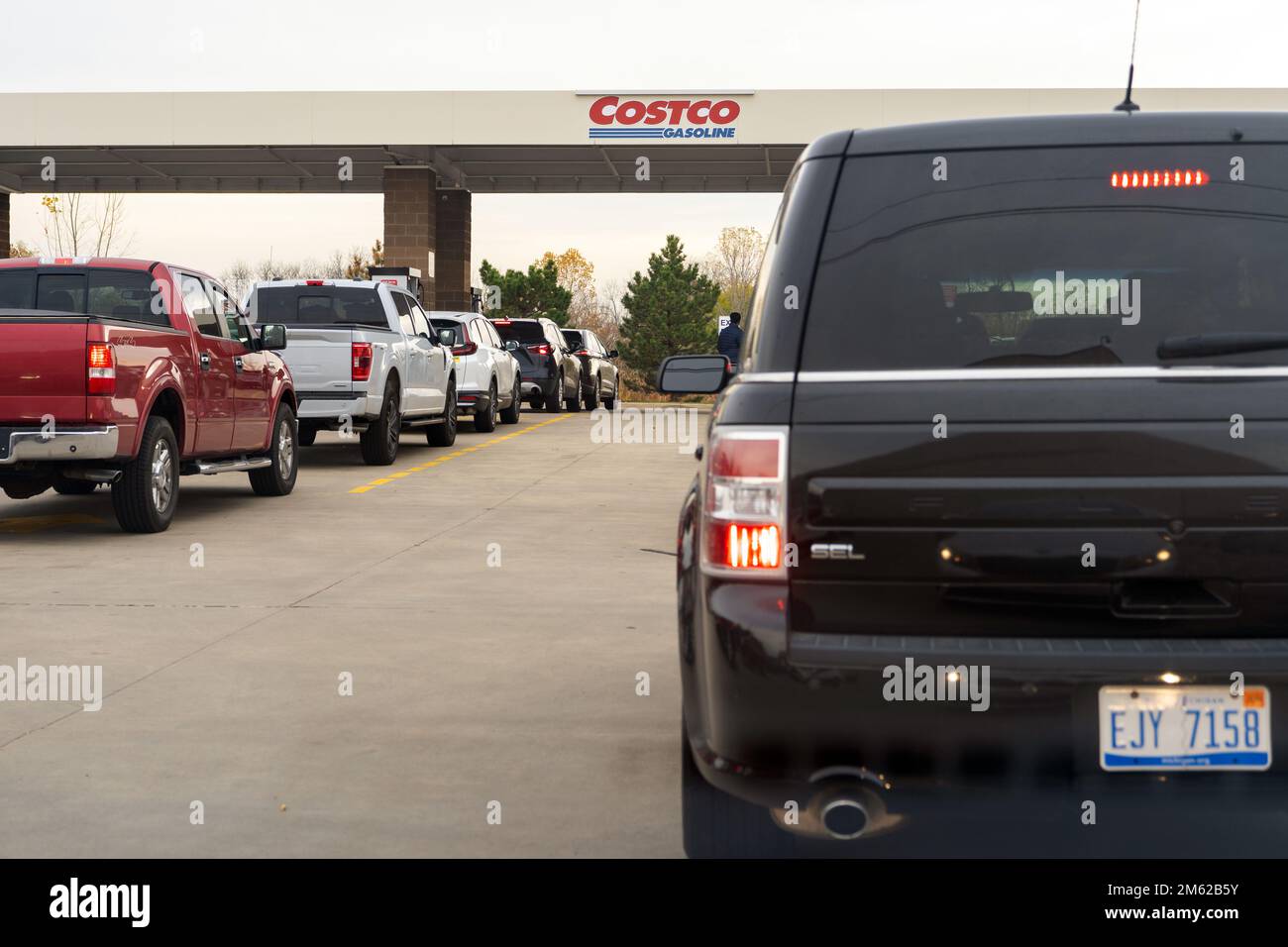 People in cars waiting in long lines to fill up vehicles with gas at ...