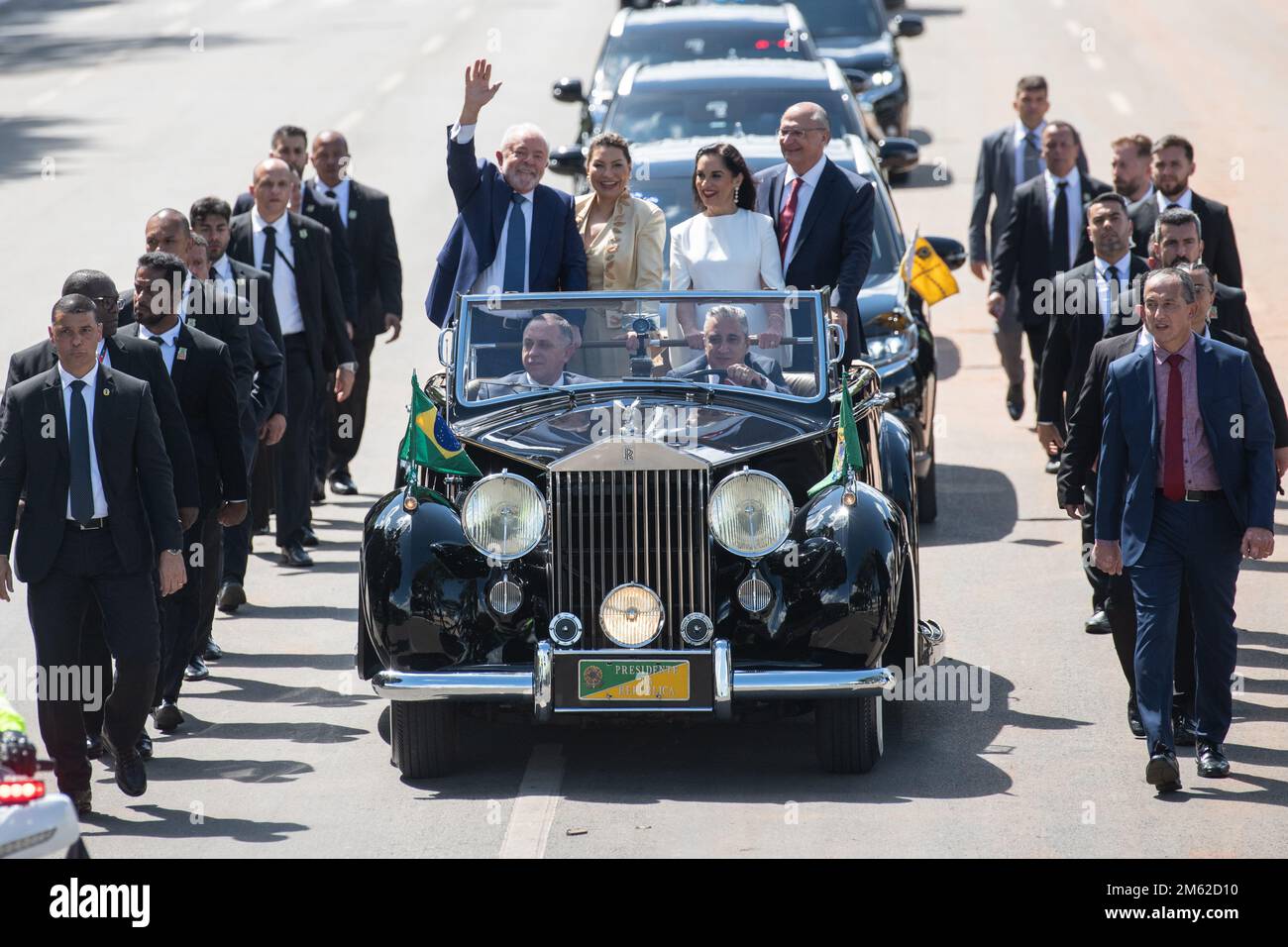 Brasilia, Brazil. 01st Jan, 2023. Luiz Inacio Lula da Silva (l), the ...