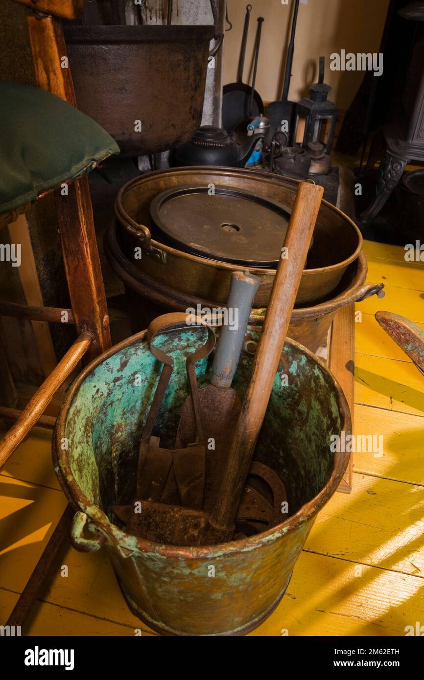 Large floor pots hi-res stock photography and images - Alamy