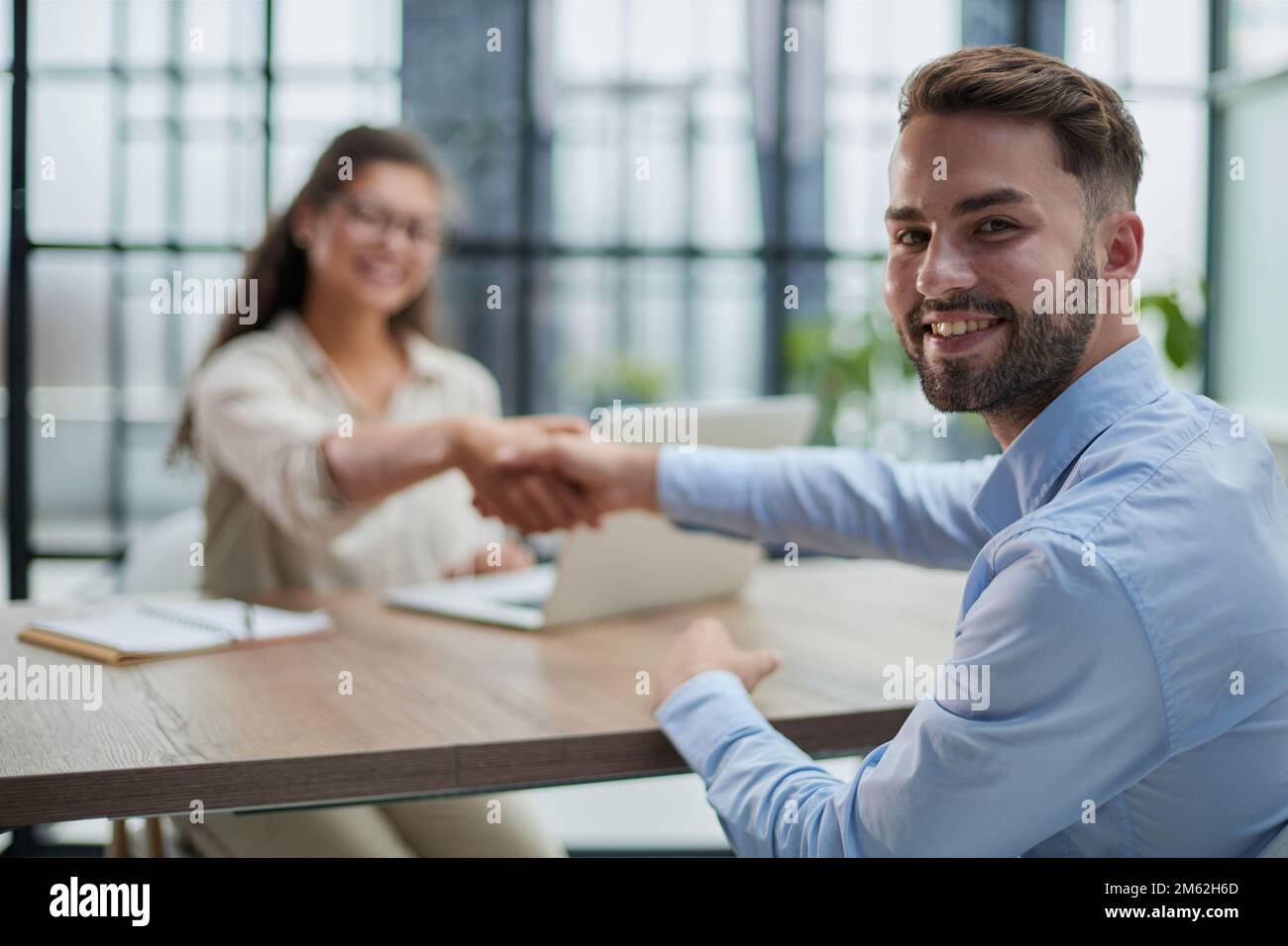 Business people handshake table hi-res stock photography and images - Alamy
