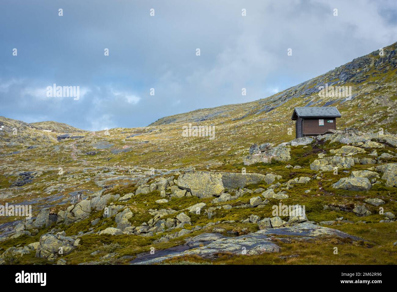 Wooden hut in the Norwegian mountains, moody landscape in the trail for ...