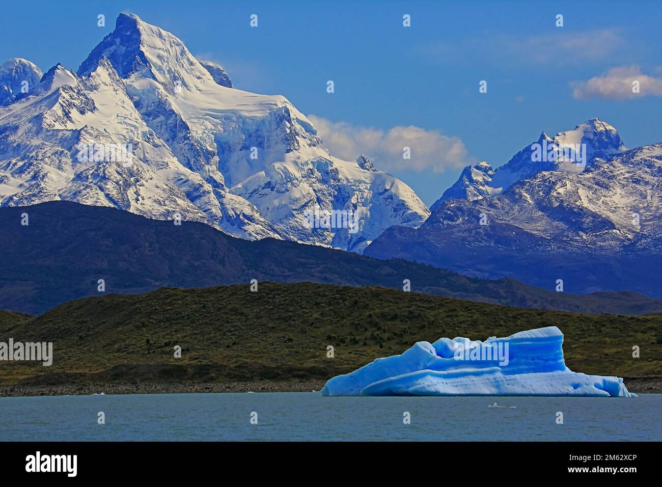 Argentino lake, snowcapped mountain and icebergs, Patagonia landscape ...