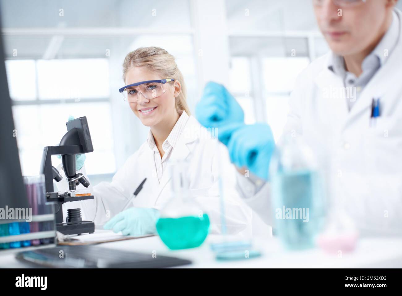 Female researchers hi-res stock photography and images - Alamy