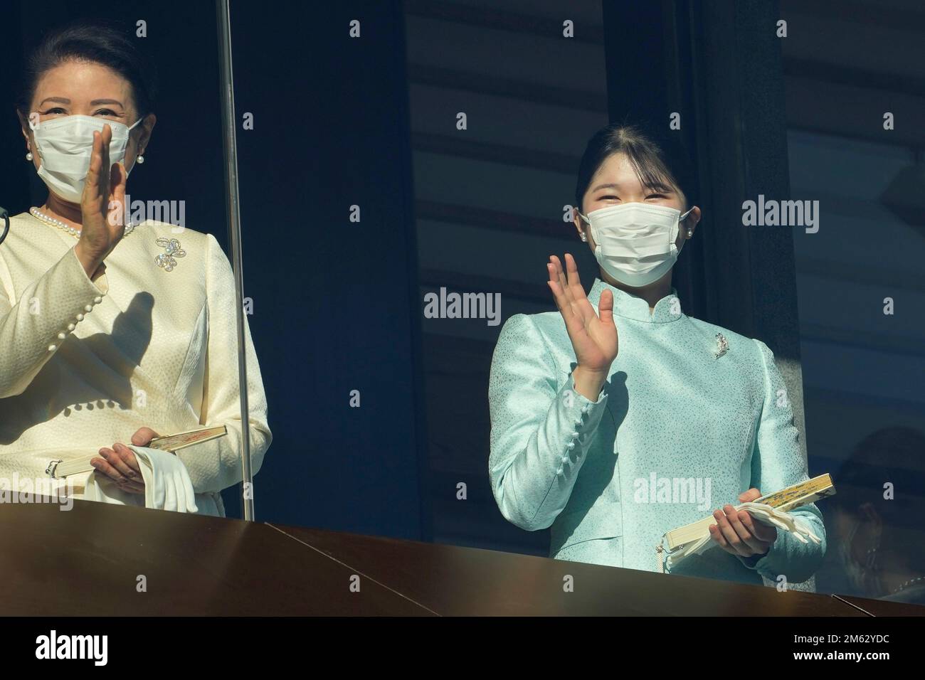 Tokyo, Japan. 2nd Jan, 2023. Japan's Empress Masako, left, and Princess ...