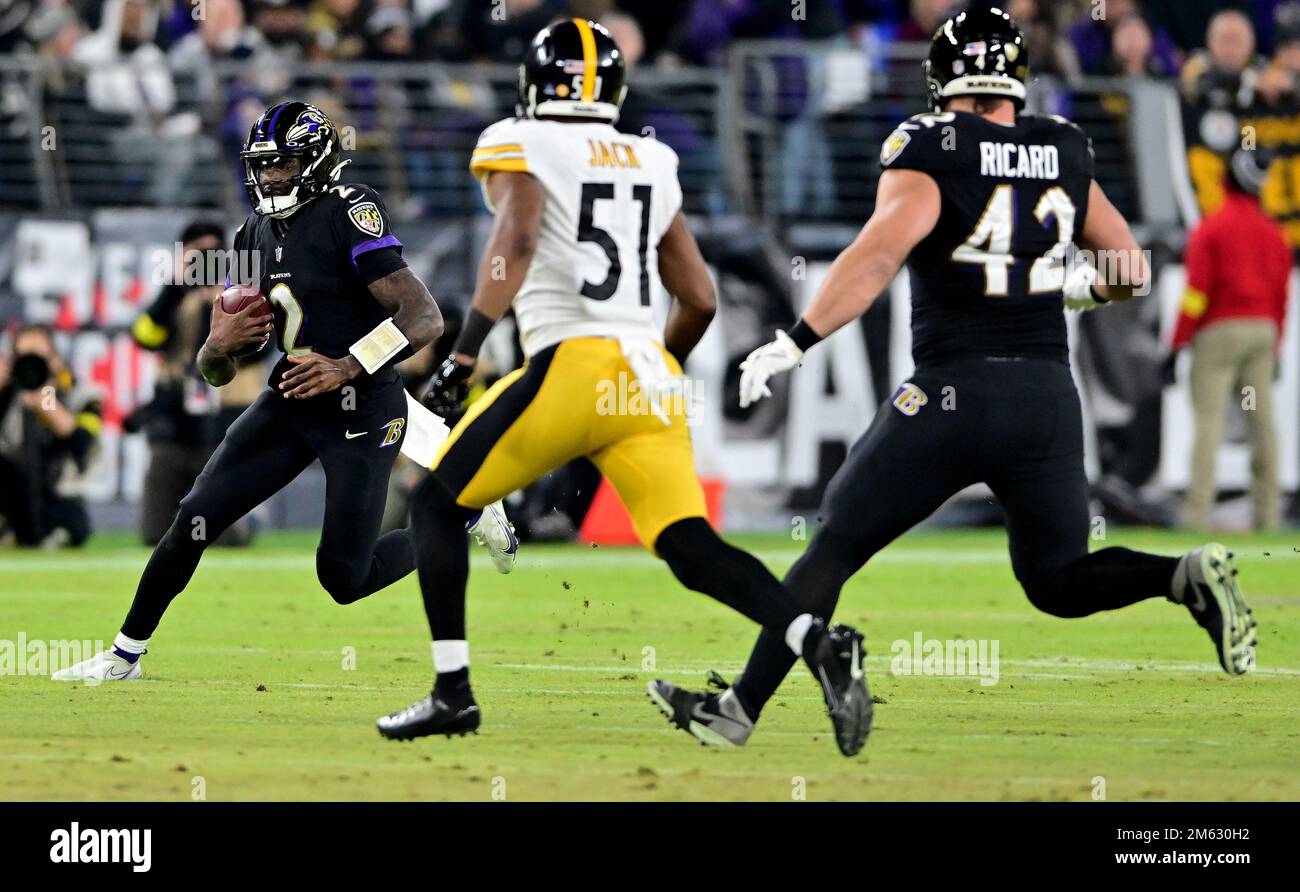 Baltimore Ravens quarterback Tyler Huntley (2) scrambles away from ...