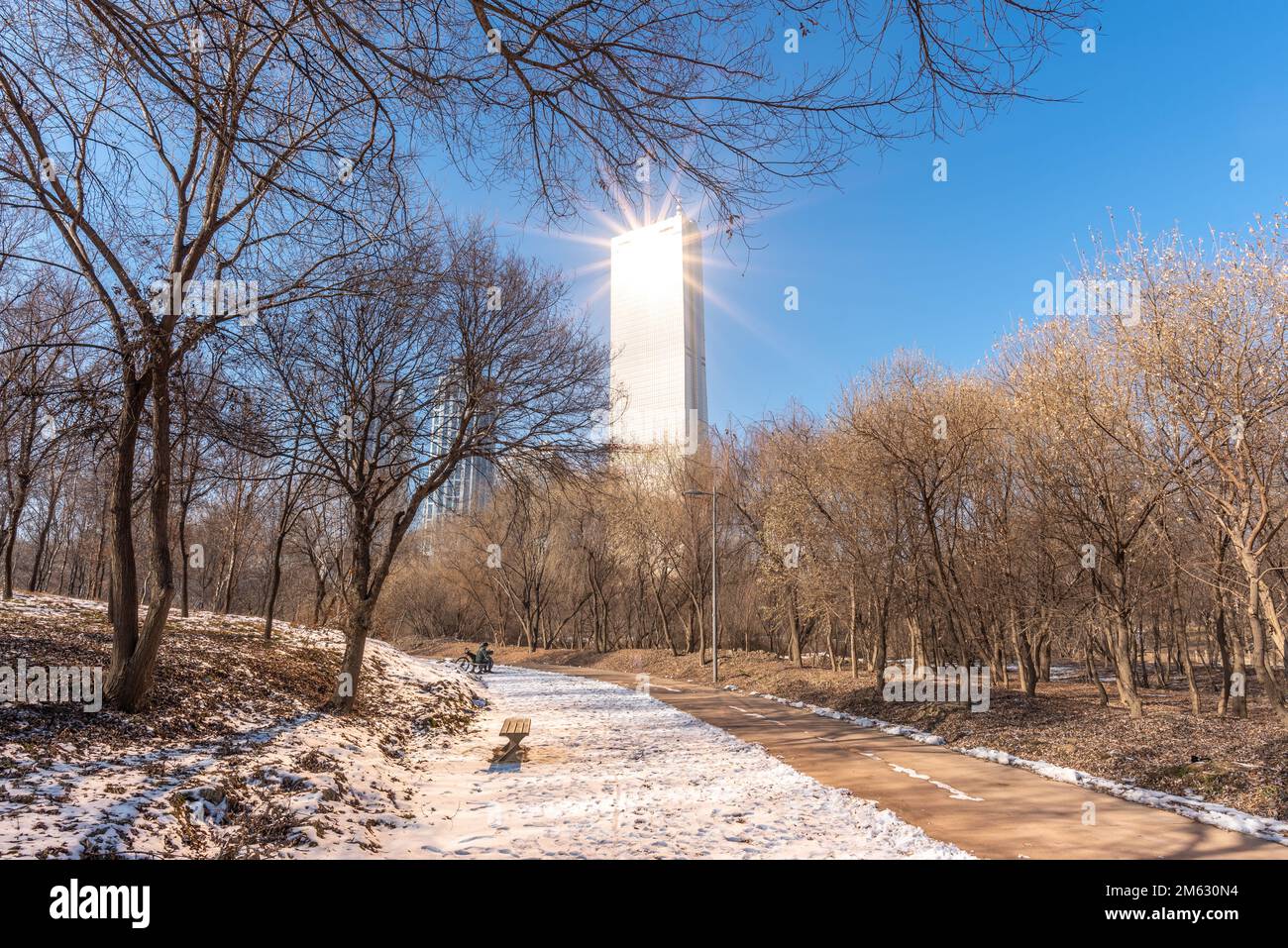 Sunlight reflecting from the gold-tinted glass of the 63 Square ...