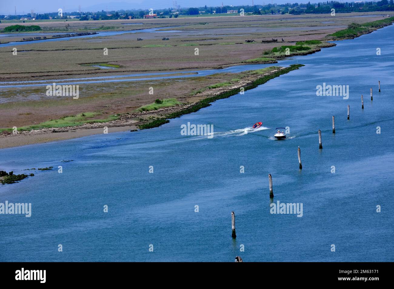 Mudflats similar to those that Venice was built on in Canale Saccagnana ...
