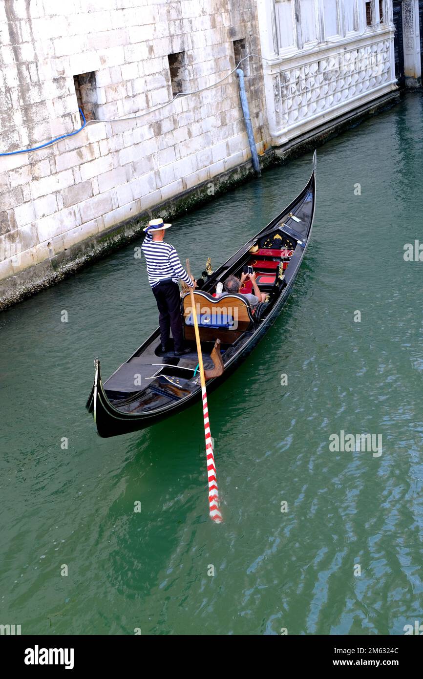 Moving gondola in venice hi-res stock photography and images - Alamy