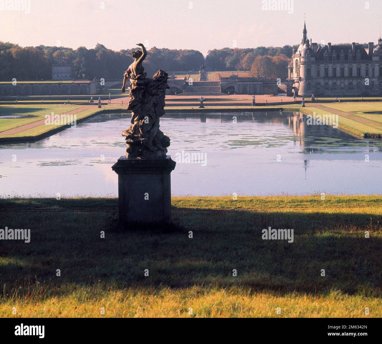 PALACIO-JARDINES - FOTO AÑOS 60. Location: PALACIO. CHANTILLY. France ...