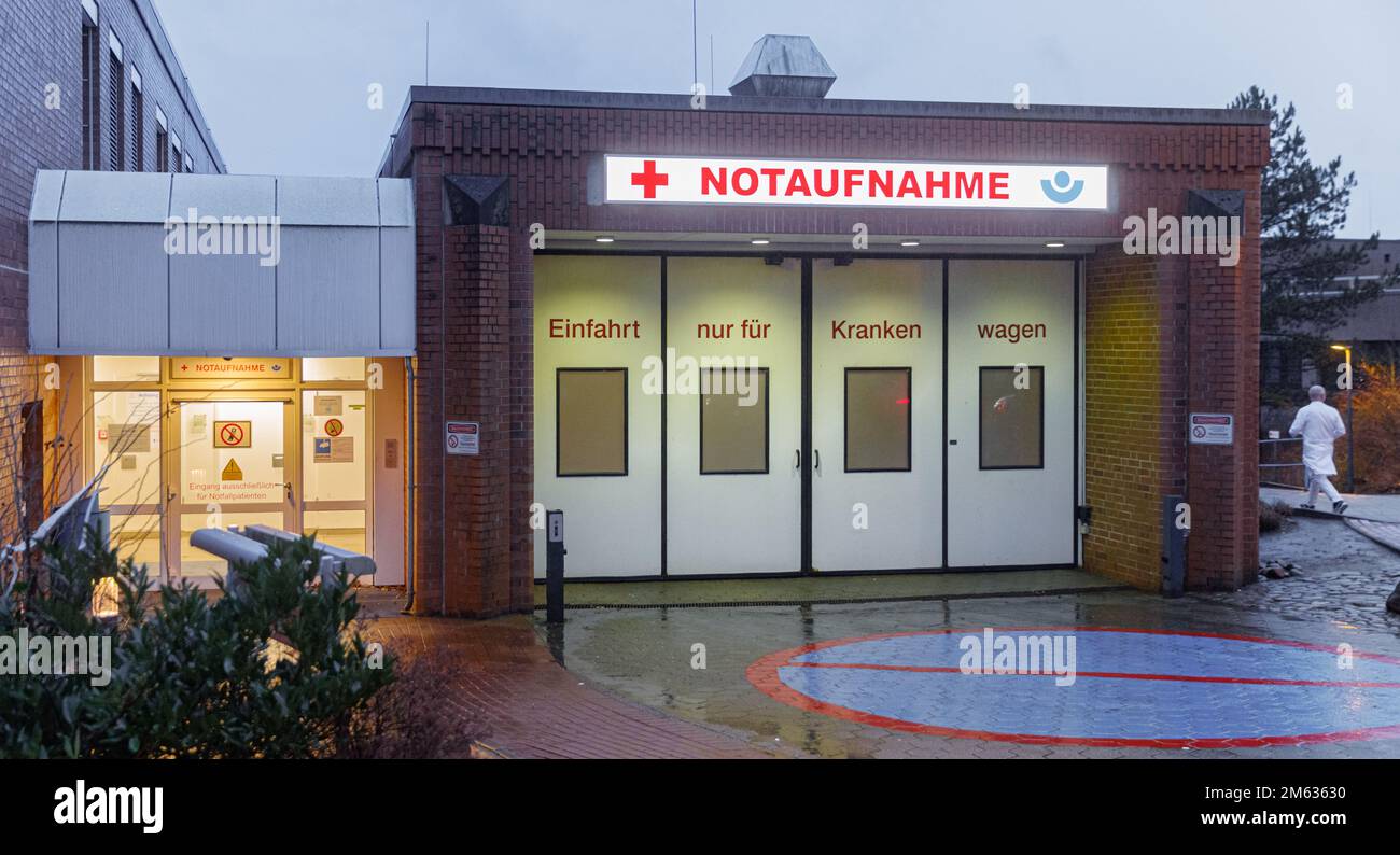 Hamburg, Germany. 31st Dec, 2022. "Emergency room" and "Entry for ...