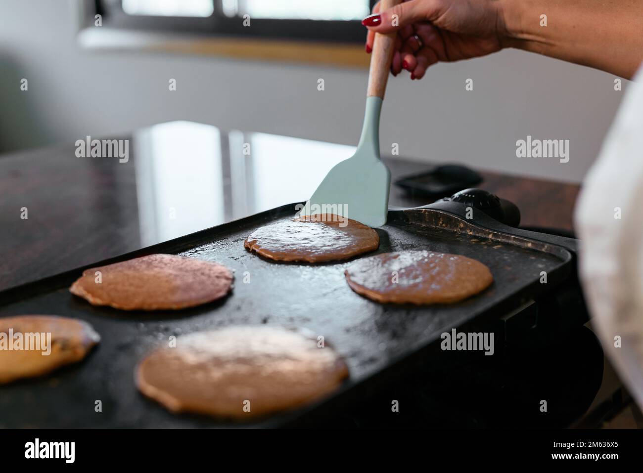 Flipping pancakes hi-res stock photography and images - Alamy