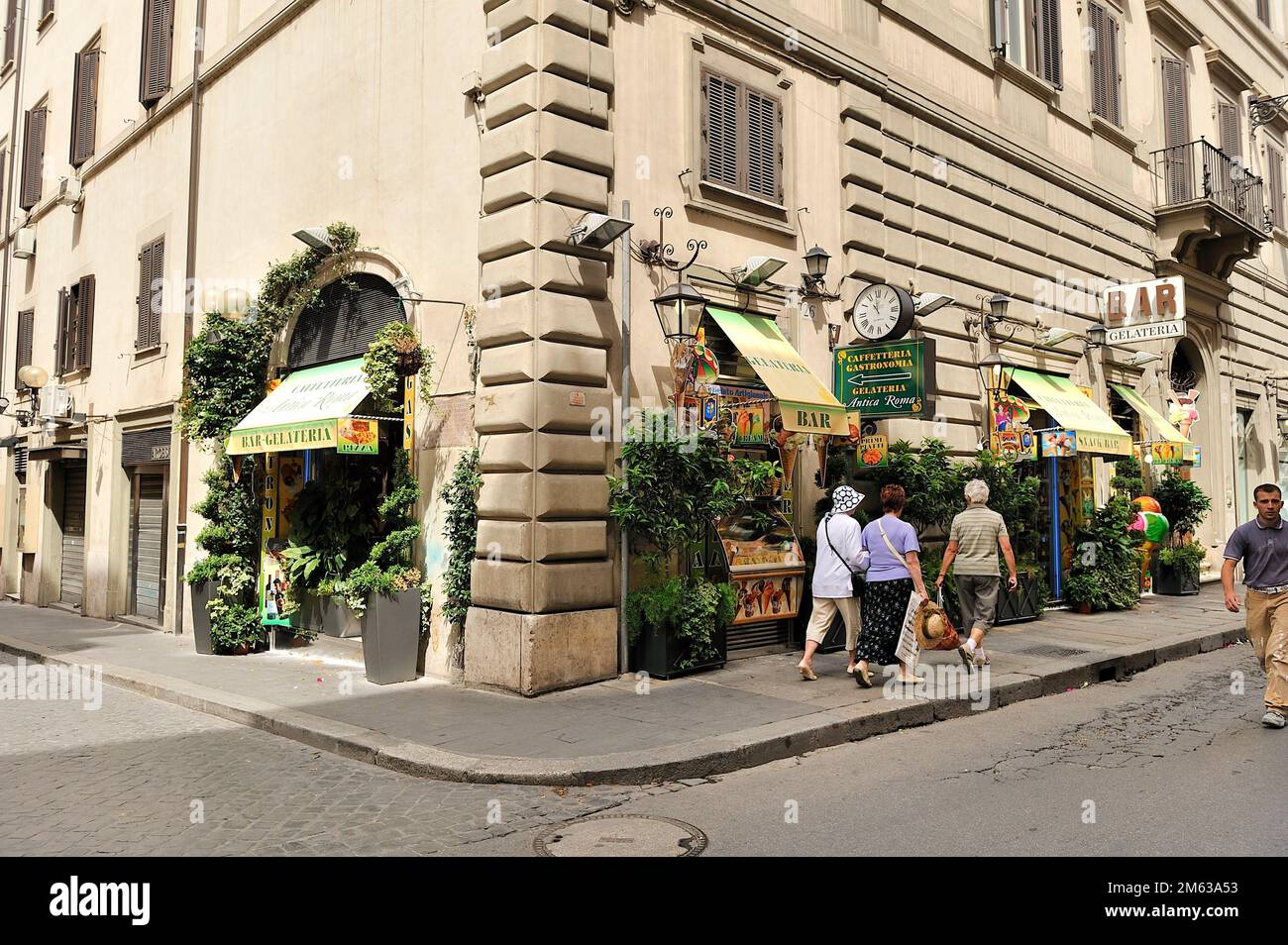 Corner of a street hi-res stock photography and images - Alamy